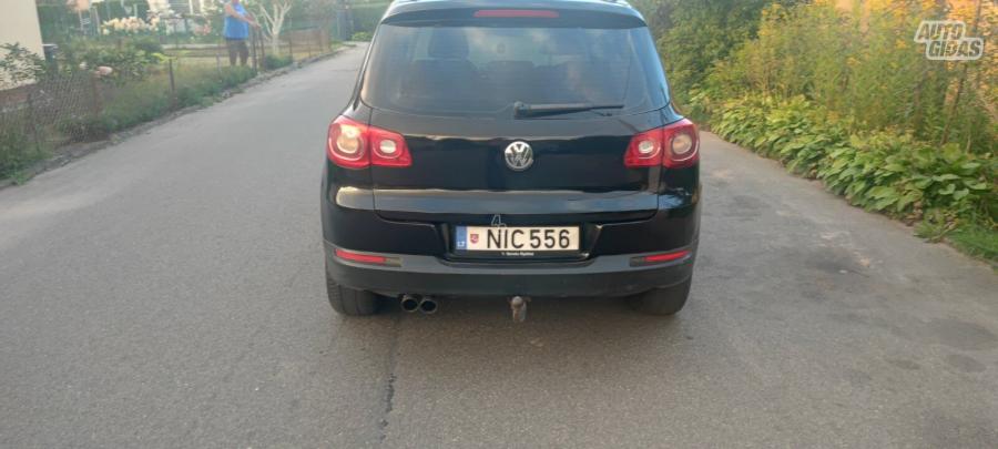 Black Volkswagen Tiguan 2008 in Vilnius, with an engine capacity of 2.00 L and mileage of 350 thousand km for 4390 €, photo 5 on AUTOMOTO.COM.LV
