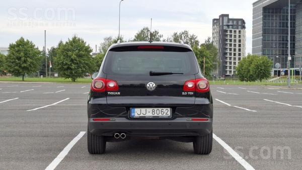 Volkswagen Tiguan 2008 Rīga vietnē Melns Volkswagen Tiguan 2008 Rīga, ar dzinēja tilpumu 2.00 L un nobraukumu 240 tūkst. km par 7800 €, foto 4 vietnē AUTOMOTO.COM.LV