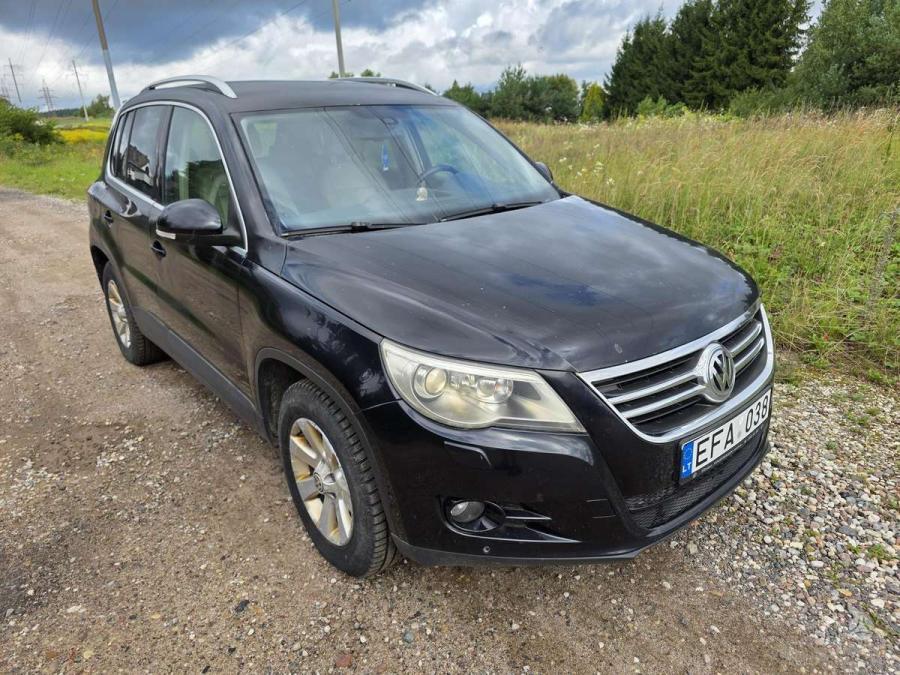 Black Volkswagen Tiguan 2008 in Vilnius, with an engine capacity of 2.00 L and mileage of 250 thousand km for 1800 €, photo 3 on AUTOMOTO.COM.LV