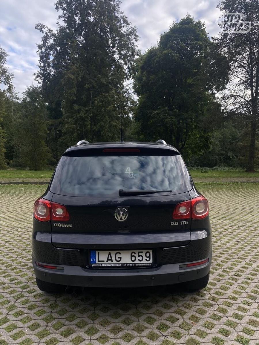 Black Volkswagen Tiguan 2008 in Vilnius, with an engine capacity of 2.00 L and mileage of 289 thousand km for 3300 €, photo 7 on AUTOMOTO.COM.LV
