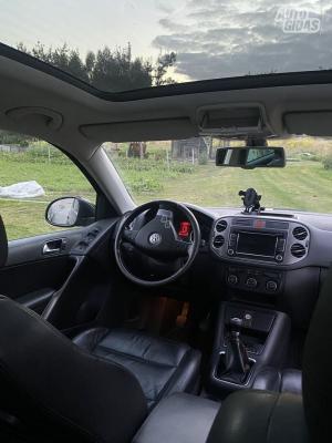 Black Volkswagen Tiguan 2008 in Vilnius, with an engine capacity of 2.00 L and mileage of 289 thousand km for 3300 €, photo 12 on AUTOMOTO.COM.LV