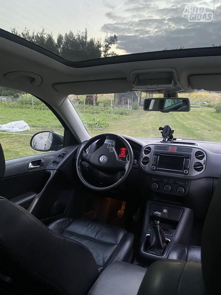 Black Volkswagen Tiguan 2008 in Vilnius, with an engine capacity of 2.00 L and mileage of 289 thousand km for 3300 €, photo 12 on AUTOMOTO.COM.LV
