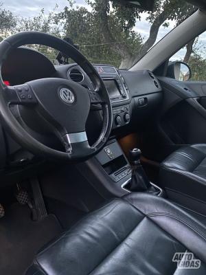 Black Volkswagen Tiguan 2008 in Vilnius, with an engine capacity of 2.00 L and mileage of 289 thousand km for 3300 €, photo 15 on AUTOMOTO.COM.LV