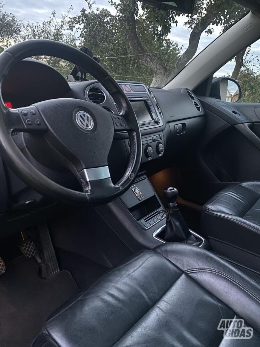 Black Volkswagen Tiguan 2008 in Vilnius, with an engine capacity of 2.00 L and mileage of 289 thousand km for 3300 €, photo 15 on AUTOMOTO.COM.LV