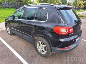 Black Volkswagen Tiguan 2008 in Valmiera, with an engine capacity of 2.00 L and mileage of 436 thousand km for 3250 €, photo 3 on AUTOMOTO.COM.LV