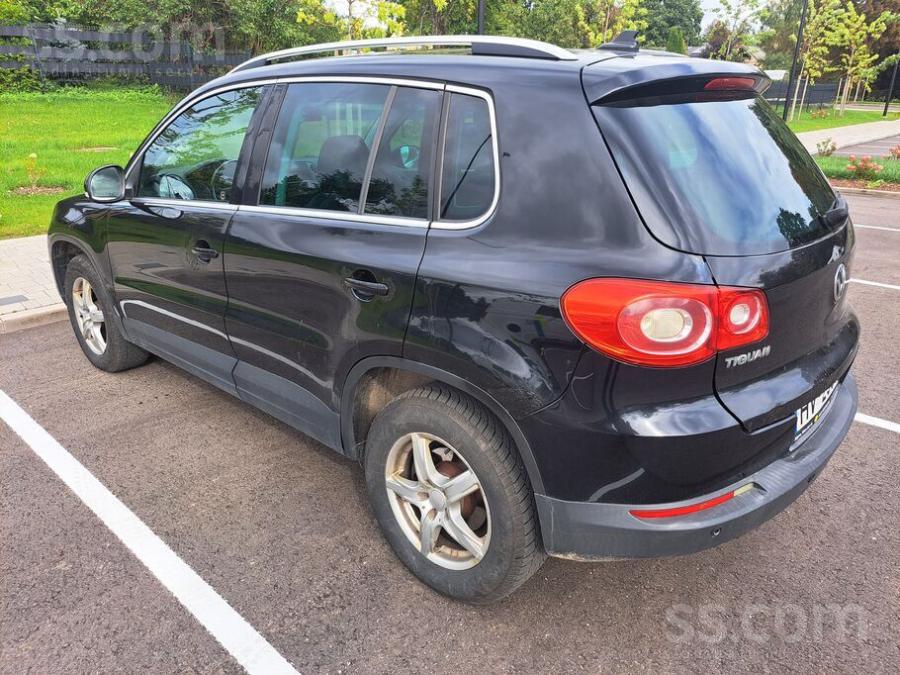 Black Volkswagen Tiguan 2008 in Valmiera, with an engine capacity of 2.00 L and mileage of 436 thousand km for 3250 €, photo 3 on AUTOMOTO.COM.LV