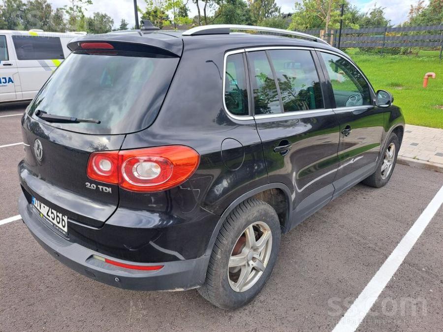 Black Volkswagen Tiguan 2008 in Valmiera, with an engine capacity of 2.00 L and mileage of 436 thousand km for 3250 €, photo 4 on AUTOMOTO.COM.LV