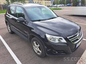 Black Volkswagen Tiguan 2008 in Valmiera, with an engine capacity of 2.00 L and mileage of 436 thousand km for 3250 €, photo 5 on AUTOMOTO.COM.LV