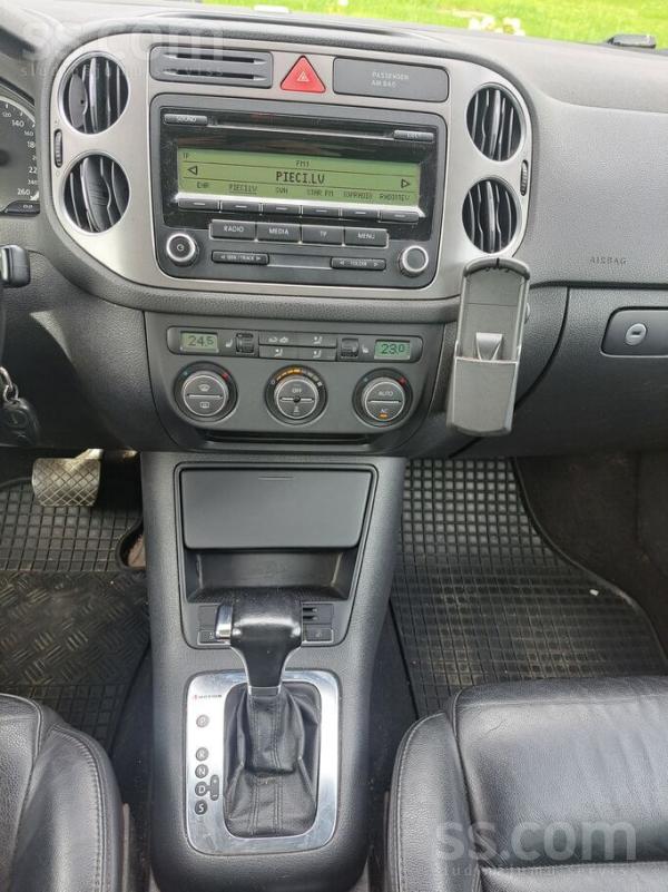Black Volkswagen Tiguan 2008 in Valmiera, with an engine capacity of 2.00 L and mileage of 436 thousand km for 3250 €, photo 7 on AUTOMOTO.COM.LV