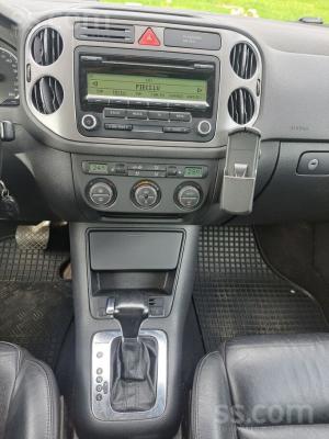 Black Volkswagen Tiguan 2008 in Valmiera, with an engine capacity of 2.00 L and mileage of 436 thousand km for 3250 €, photo 7 on AUTOMOTO.COM.LV