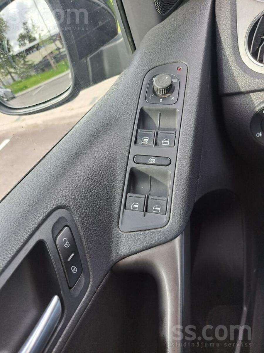 Black Volkswagen Tiguan 2008 in Valmiera, with an engine capacity of 2.00 L and mileage of 436 thousand km for 3250 €, photo 10 on AUTOMOTO.COM.LV