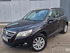 Black Volkswagen Tiguan 2008 in Bauska, with an engine capacity of 2.00 L and mileage of 439 thousand km for 3850 €, photo 3 on AUTOMOTO.COM.LV