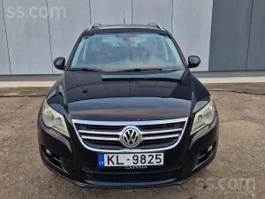 Black Volkswagen Tiguan 2008 in Bauska, with an engine capacity of 2.00 L and mileage of 439 thousand km for 3850 €, photo 4 on AUTOMOTO.COM.LV