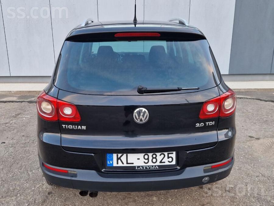 Black Volkswagen Tiguan 2008 in Bauska, with an engine capacity of 2.00 L and mileage of 439 thousand km for 3850 €, photo 5 on AUTOMOTO.COM.LV
