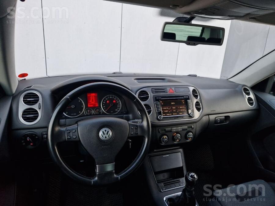 Black Volkswagen Tiguan 2008 in Bauska, with an engine capacity of 2.00 L and mileage of 439 thousand km for 3850 €, photo 12 on AUTOMOTO.COM.LV