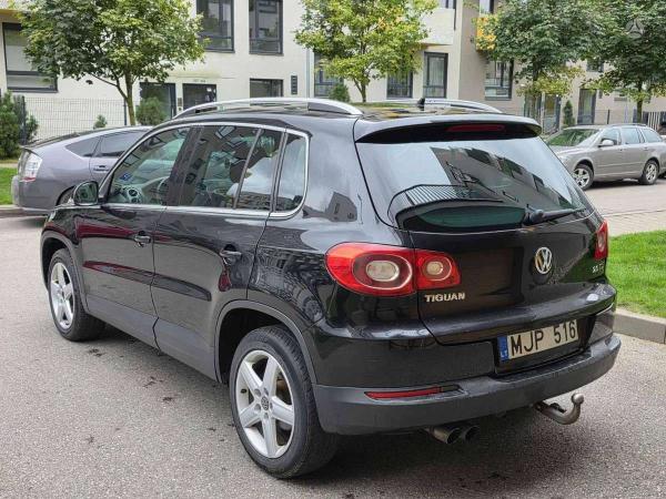 Volkswagen Tiguan 2008 in Vilnius on AUTOMOTO.COM.LV Black Volkswagen Tiguan 2008 in Vilnius, with an engine capacity of 1.97 L and mileage of 380 thousand km for 2350 €, photo 4 on AUTOMOTO.COM.LV