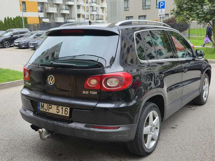 Black Volkswagen Tiguan 2008 in Vilnius, with an engine capacity of 1.97 L and mileage of 380 thousand km for 2350 €, photo 5 on AUTOMOTO.COM.LV
