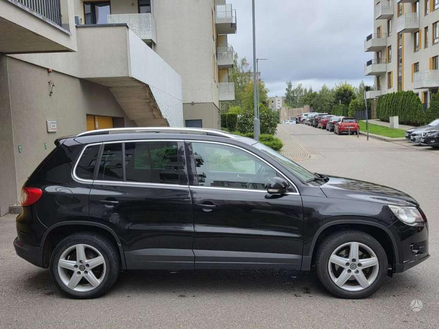 Black Volkswagen Tiguan 2008 in Vilnius, with an engine capacity of 1.97 L and mileage of 380 thousand km for 2350 €, photo 6 on AUTOMOTO.COM.LV