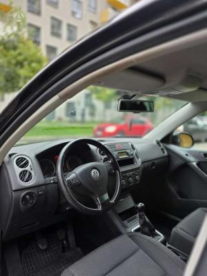 Black Volkswagen Tiguan 2008 in Vilnius, with an engine capacity of 1.97 L and mileage of 380 thousand km for 2350 €, photo 8 on AUTOMOTO.COM.LV