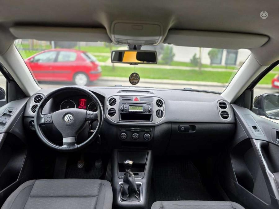 Black Volkswagen Tiguan 2008 in Vilnius, with an engine capacity of 1.97 L and mileage of 380 thousand km for 2350 €, photo 9 on AUTOMOTO.COM.LV