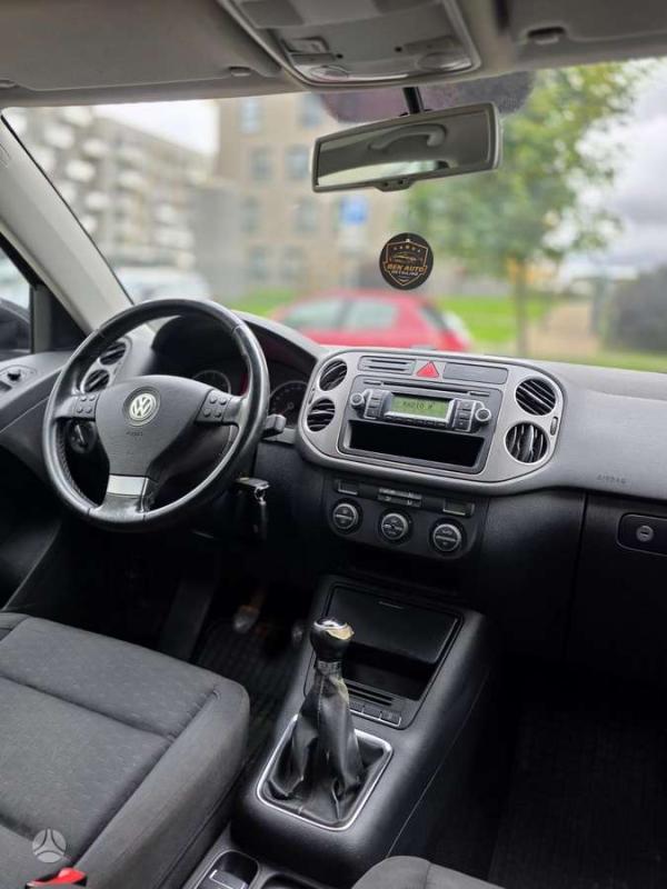 Volkswagen Tiguan 2008 in Vilnius on AUTOMOTO.COM.LV Black Volkswagen Tiguan 2008 in Vilnius, with an engine capacity of 1.97 L and mileage of 380 thousand km for 2350 €, photo 10 on AUTOMOTO.COM.LV