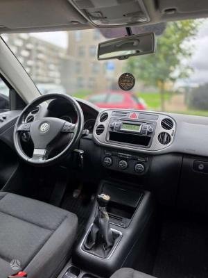 Black Volkswagen Tiguan 2008 in Vilnius, with an engine capacity of 1.97 L and mileage of 380 thousand km for 2350 €, photo 10 on AUTOMOTO.COM.LV