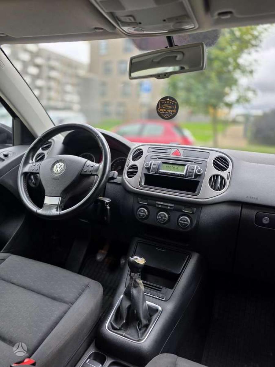 Black Volkswagen Tiguan 2008 in Vilnius, with an engine capacity of 1.97 L and mileage of 380 thousand km for 2350 €, photo 10 on AUTOMOTO.COM.LV