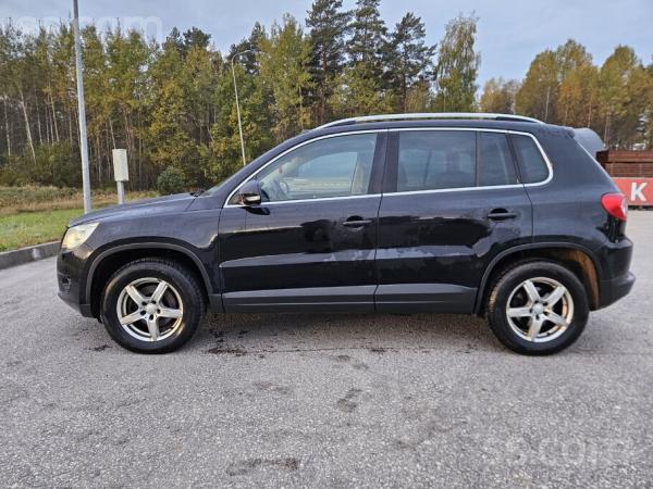 Black Volkswagen Tiguan 2008 in Valmiera, with an engine capacity of 2.00 L and mileage of 437 thousand km for 3990 €, photo 3 on AUTOMOTO.COM.LV