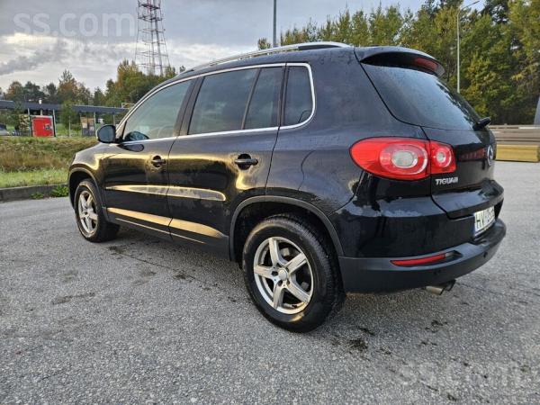 Black Volkswagen Tiguan 2008 in Valmiera, with an engine capacity of 2.00 L and mileage of 437 thousand km for 3990 €, photo 4 on AUTOMOTO.COM.LV