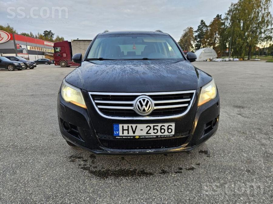 Black Volkswagen Tiguan 2008 in Valmiera, with an engine capacity of 2.00 L and mileage of 437 thousand km for 3990 €, photo 5 on AUTOMOTO.COM.LV