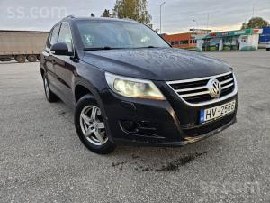 Black Volkswagen Tiguan 2008 in Valmiera, with an engine capacity of 2.00 L and mileage of 437 thousand km for 3990 €, photo 7 on AUTOMOTO.COM.LV