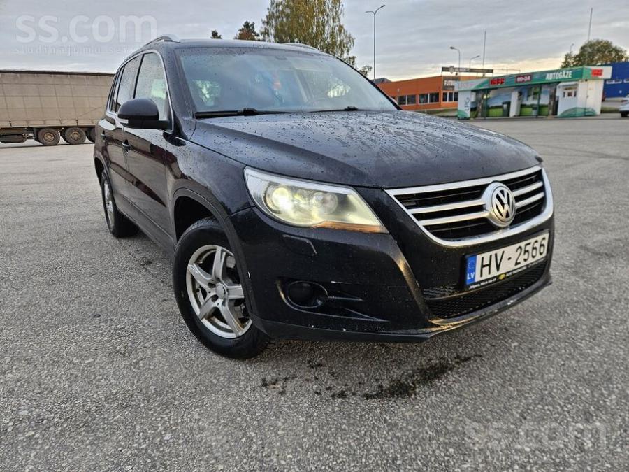 Black Volkswagen Tiguan 2008 in Valmiera, with an engine capacity of 2.00 L and mileage of 437 thousand km for 3990 €, photo 7 on AUTOMOTO.COM.LV