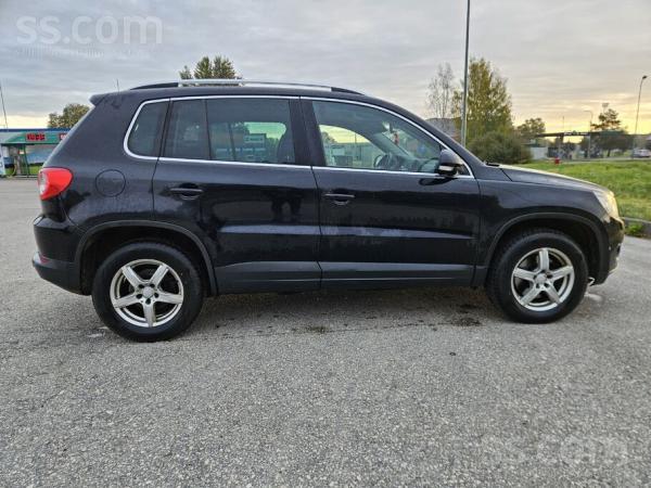 Black Volkswagen Tiguan 2008 in Valmiera, with an engine capacity of 2.00 L and mileage of 437 thousand km for 3990 €, photo 8 on AUTOMOTO.COM.LV