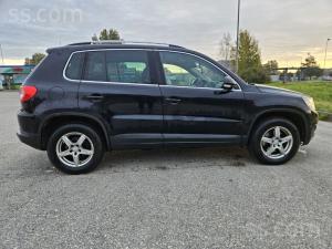 Black Volkswagen Tiguan 2008 in Valmiera, with an engine capacity of 2.00 L and mileage of 437 thousand km for 3990 €, photo 8 on AUTOMOTO.COM.LV