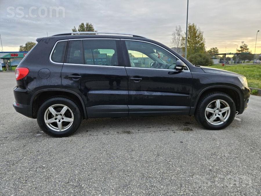 Black Volkswagen Tiguan 2008 in Valmiera, with an engine capacity of 2.00 L and mileage of 437 thousand km for 3990 €, photo 8 on AUTOMOTO.COM.LV