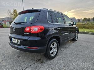Black Volkswagen Tiguan 2008 in Valmiera, with an engine capacity of 2.00 L and mileage of 437 thousand km for 3990 €, photo 9 on AUTOMOTO.COM.LV