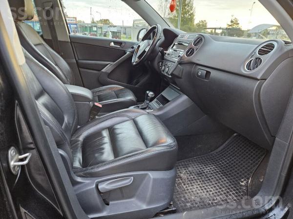 Black Volkswagen Tiguan 2008 in Valmiera, with an engine capacity of 2.00 L and mileage of 437 thousand km for 3990 €, photo 10 on AUTOMOTO.COM.LV