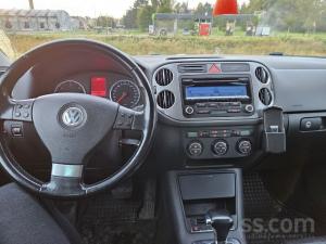 Black Volkswagen Tiguan 2008 in Valmiera, with an engine capacity of 2.00 L and mileage of 437 thousand km for 3990 €, photo 14 on AUTOMOTO.COM.LV