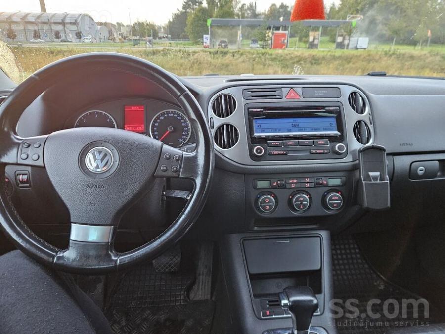 Black Volkswagen Tiguan 2008 in Valmiera, with an engine capacity of 2.00 L and mileage of 437 thousand km for 3990 €, photo 14 on AUTOMOTO.COM.LV