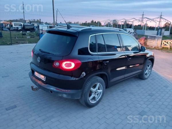 Black Volkswagen Tiguan 2009 in Liepaja, with an engine capacity of 2.00 L and mileage of 500 thousand km for 4000 €, photo 2 on AUTOMOTO.COM.LV