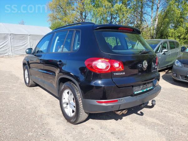 Black Volkswagen Tiguan 2009 in Cesis, with an engine capacity of 2.00 L and mileage of 0 thousand km for 25900 €, photo 4 on AUTOMOTO.COM.LV