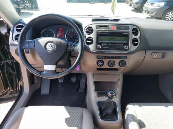 Black Volkswagen Tiguan 2009 in Cesis, with an engine capacity of 2.00 L and mileage of 0 thousand km for 25900 €, photo 5 on AUTOMOTO.COM.LV
