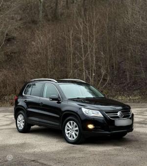 Black Volkswagen Tiguan 2009 in Vilnius, with an engine capacity of 1.97 L and mileage of 309 thousand km for 5500 €, photo 2 on AUTOMOTO.COM.LV