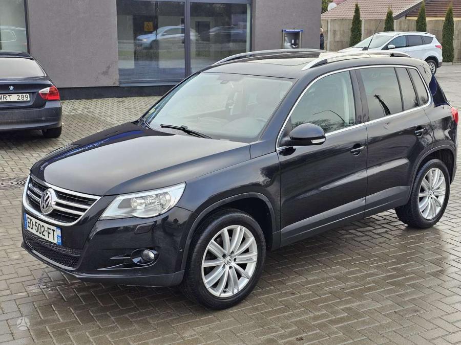 Black Volkswagen Tiguan 2009 in Taurage, with an engine capacity of 1.97 L and mileage of 239 thousand km for 5650 €, photo 1 on AUTOMOTO.COM.LV