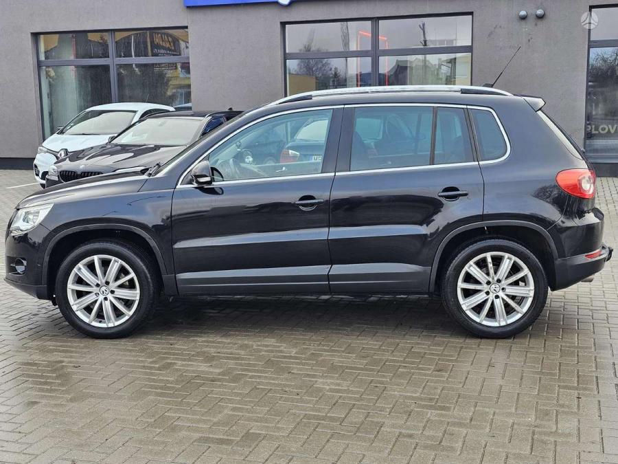 Black Volkswagen Tiguan 2009 in Taurage, with an engine capacity of 1.97 L and mileage of 239 thousand km for 5650 €, photo 4 on AUTOMOTO.COM.LV