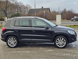 Black Volkswagen Tiguan 2009 in Taurage, with an engine capacity of 1.97 L and mileage of 239 thousand km for 5650 €, photo 5 on AUTOMOTO.COM.LV