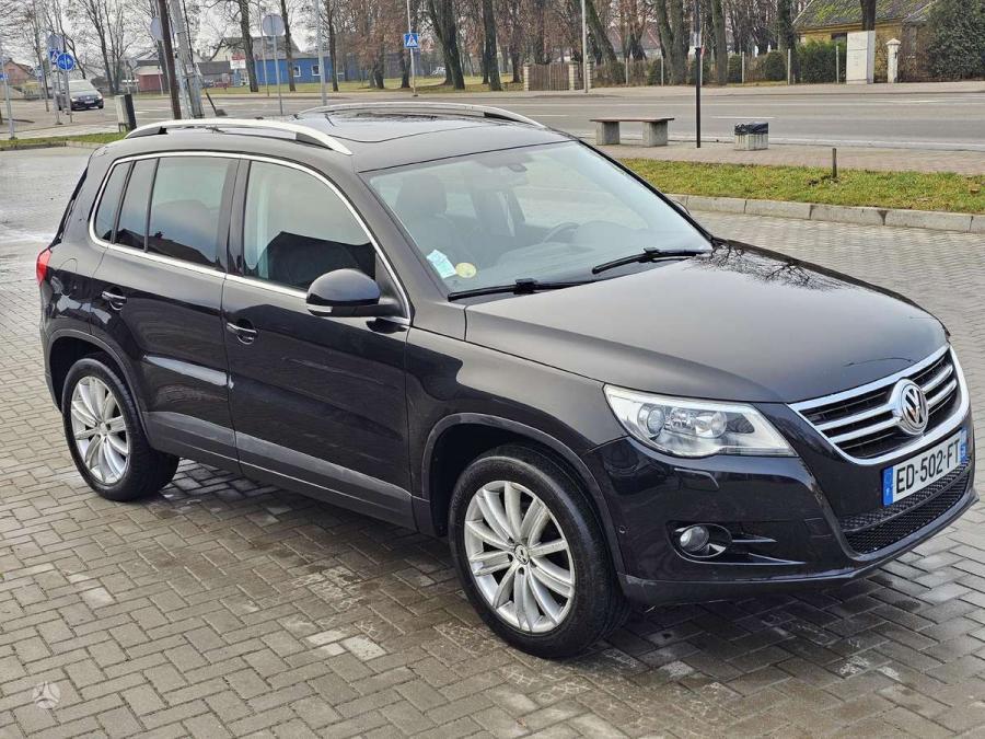 Black Volkswagen Tiguan 2009 in Taurage, with an engine capacity of 1.97 L and mileage of 239 thousand km for 5650 €, photo 6 on AUTOMOTO.COM.LV
