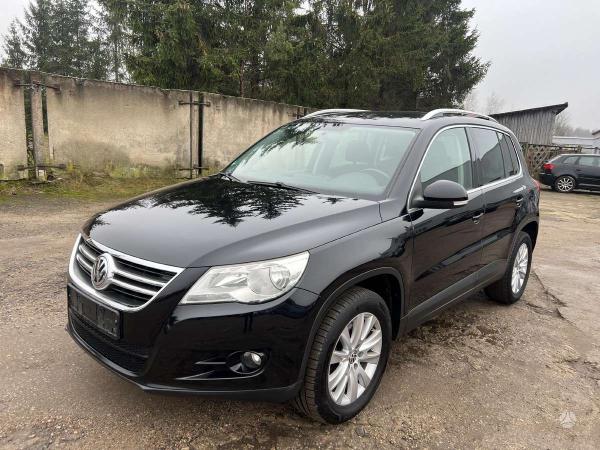 Black Volkswagen Tiguan 2009 in Utena, with an engine capacity of 1.39 L and mileage of 256 thousand km for 4350 €, photo 1 on AUTOMOTO.COM.LV
