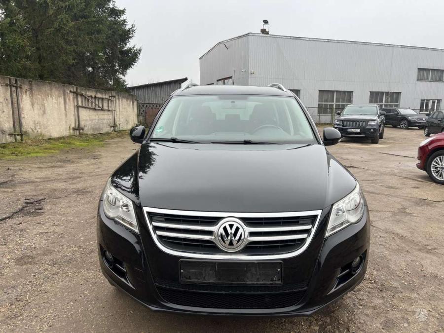 Black Volkswagen Tiguan 2009 in Utena, with an engine capacity of 1.39 L and mileage of 256 thousand km for 4350 €, photo 2 on AUTOMOTO.COM.LV