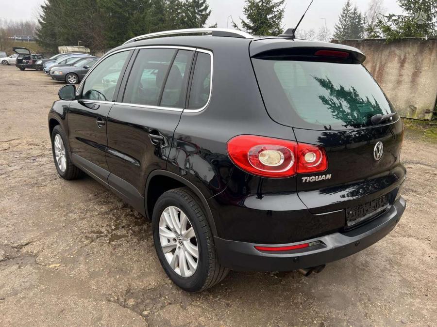 Black Volkswagen Tiguan 2009 in Utena, with an engine capacity of 1.39 L and mileage of 256 thousand km for 4350 €, photo 5 on AUTOMOTO.COM.LV